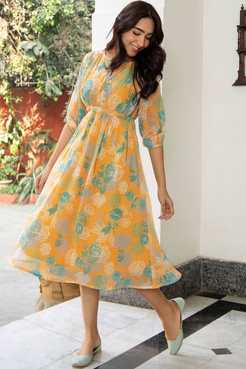 Dresses for Broad Shoulders: How to Flatter Your Figure – Chic Central